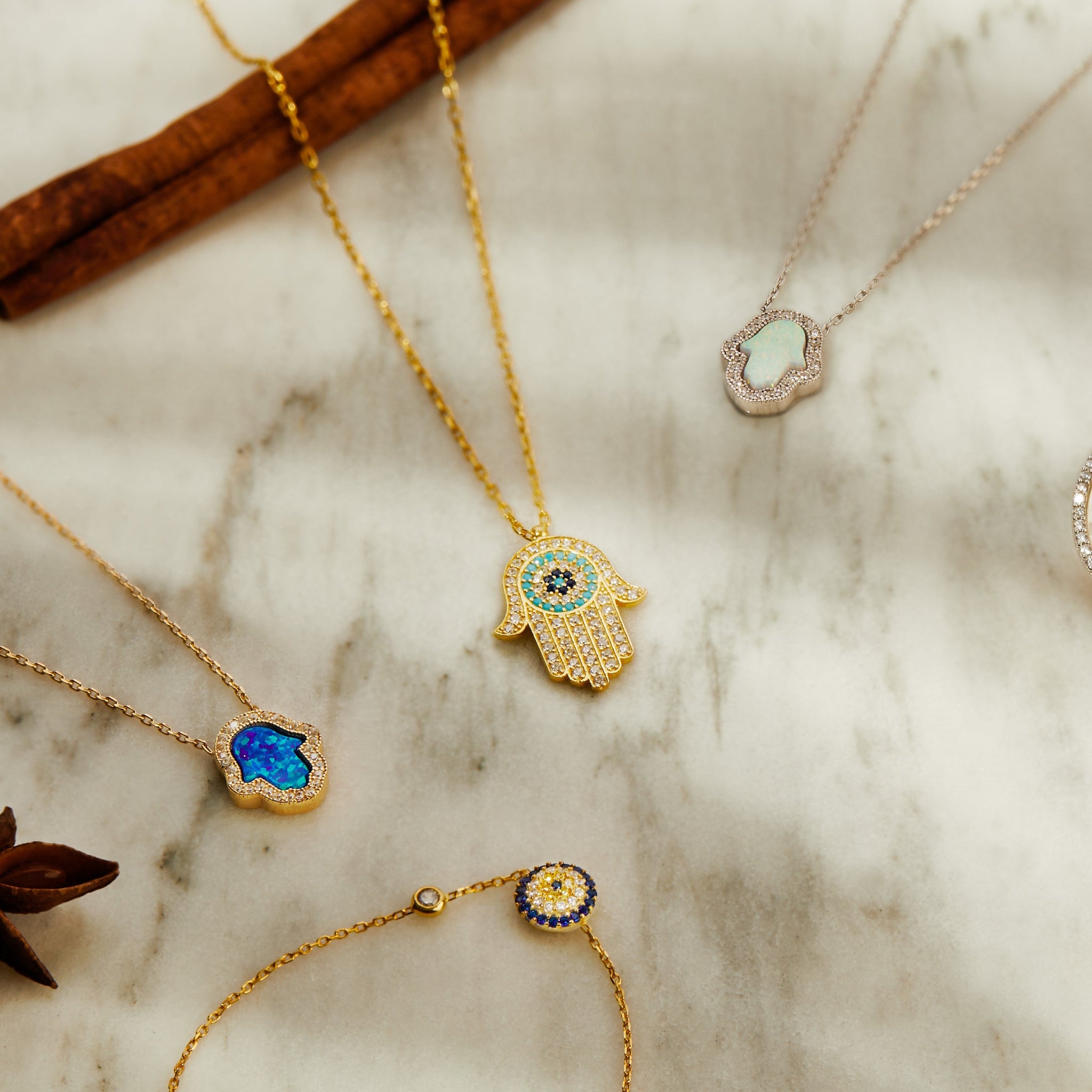 Das alte Symbol des Schutzes: Entdecken Sie Hamsa-Handschmuck